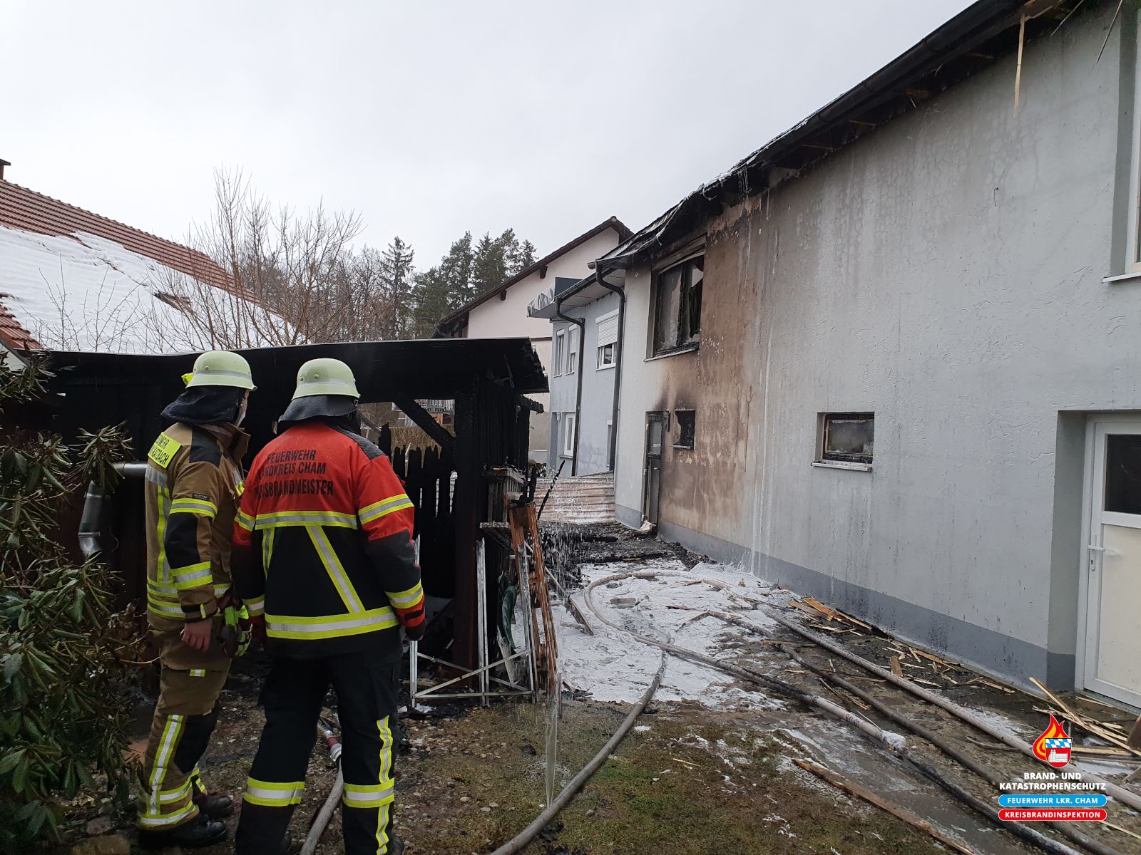 Schuppenbrand griff in Perlhütte bei Waldmünchen auf das Wohnhaus über ...