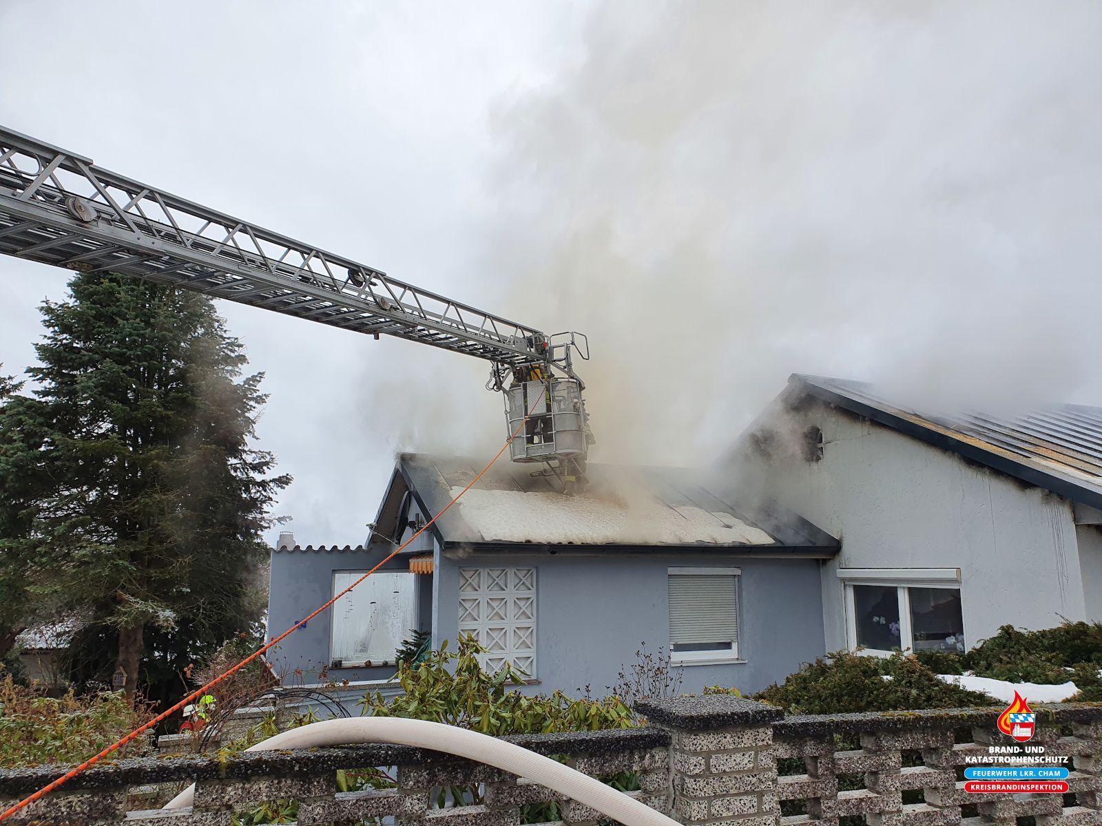 Schuppenbrand griff in Perlhütte bei Waldmünchen auf das Wohnhaus über - Feuerwehr Landkreis Cham