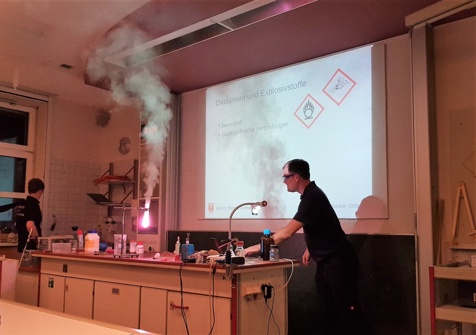 Feuerwehren Roding und Waldmünchen beim Chemieunterricht - Feuerwehr ...