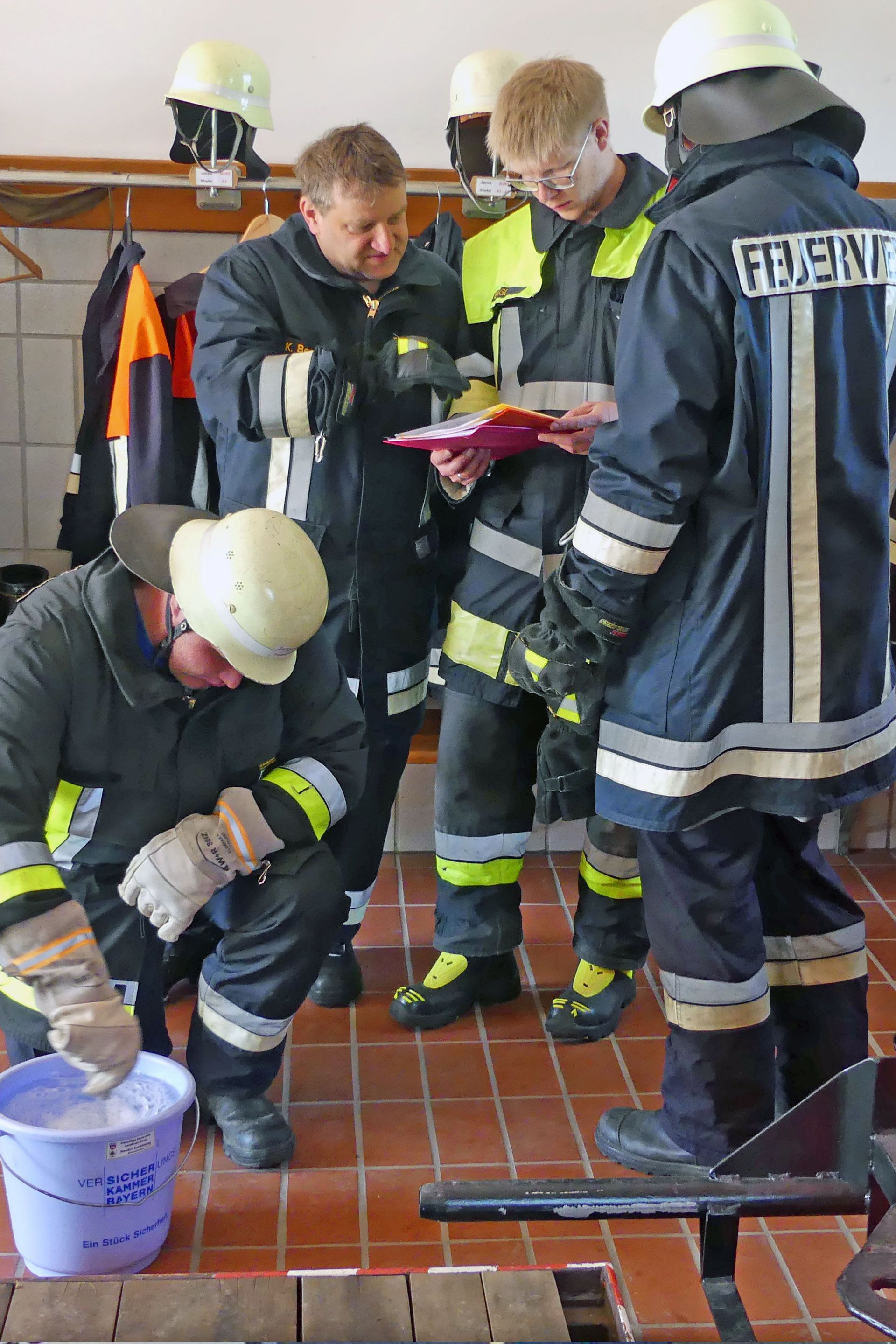 19 Feuerwehrleute im Umgang mit Löschschaum geschult - Feuerwehr ...
