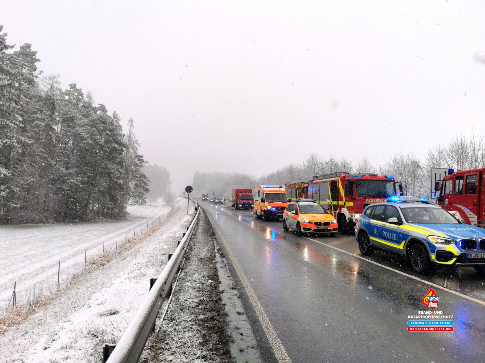 Schwerer Verkehrsunfall auf der B20 zwischen Weiding und Arnschwang ...