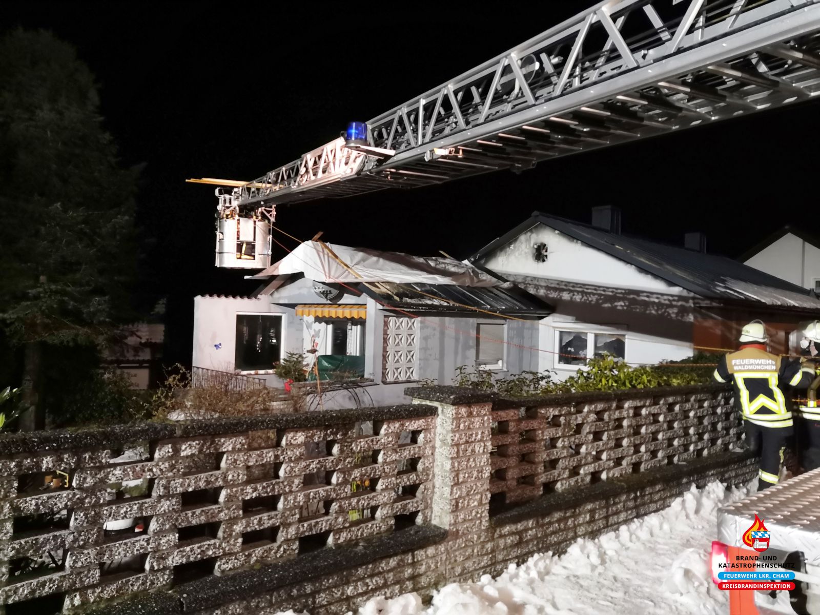 Schuppenbrand griff in Perlhütte bei Waldmünchen auf das Wohnhaus über - Feuerwehr Landkreis Cham